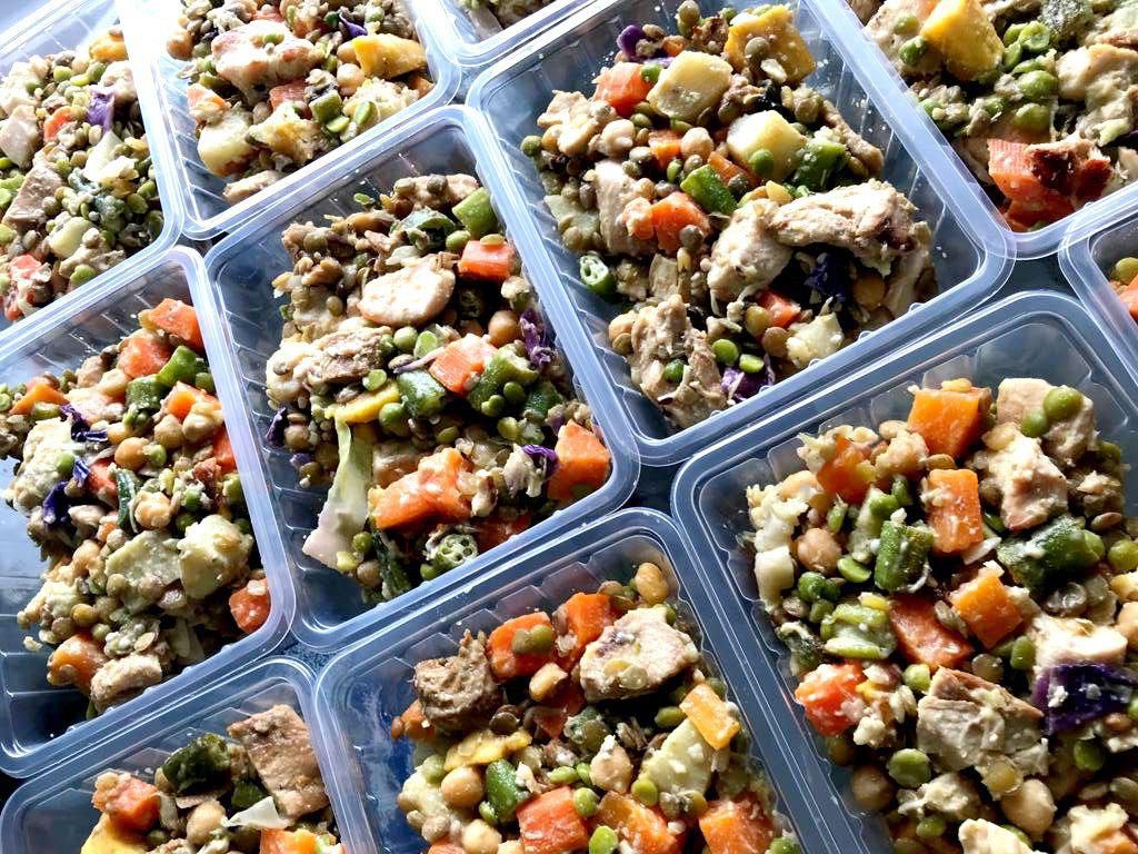 Salada mix de grãos, legumes e frango assado ao toque de mostarda e mel ...