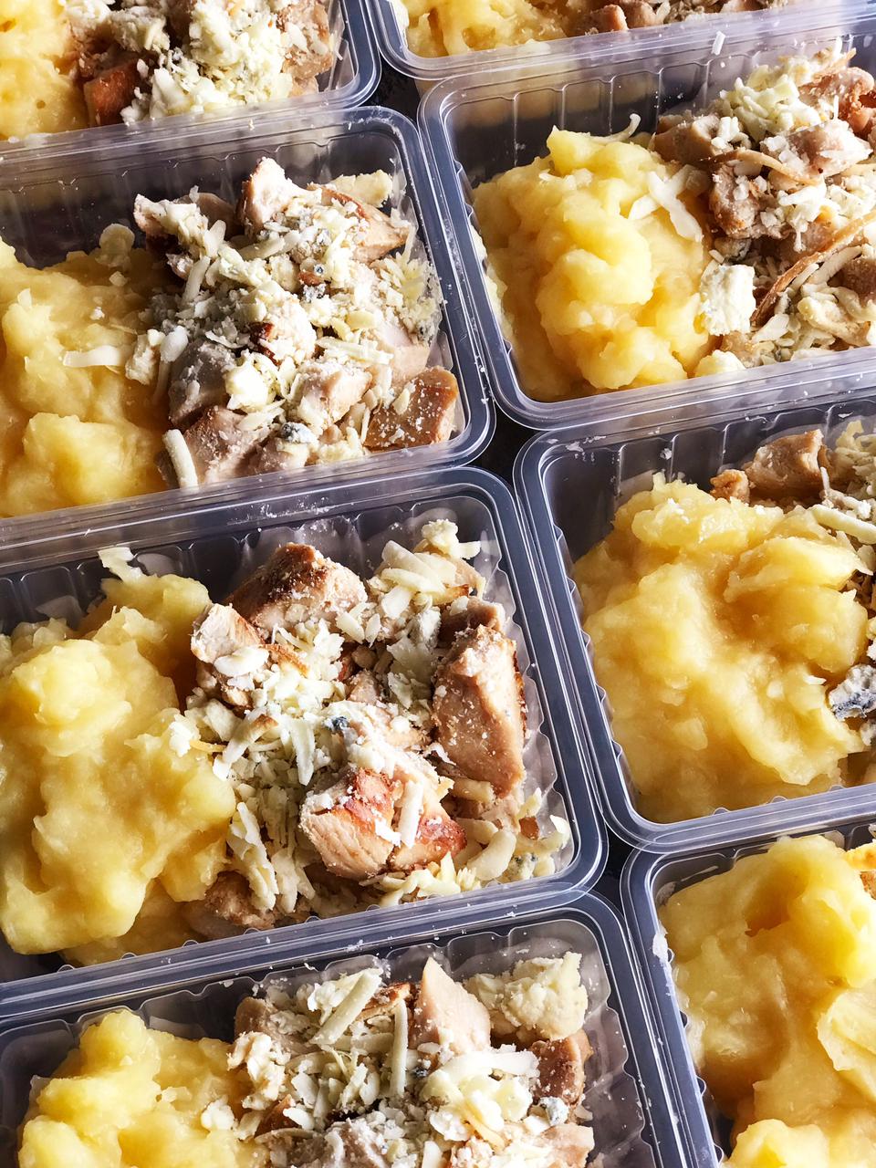 Frango assado, mix de queijos, aipim na manteiga (sem glúten ...