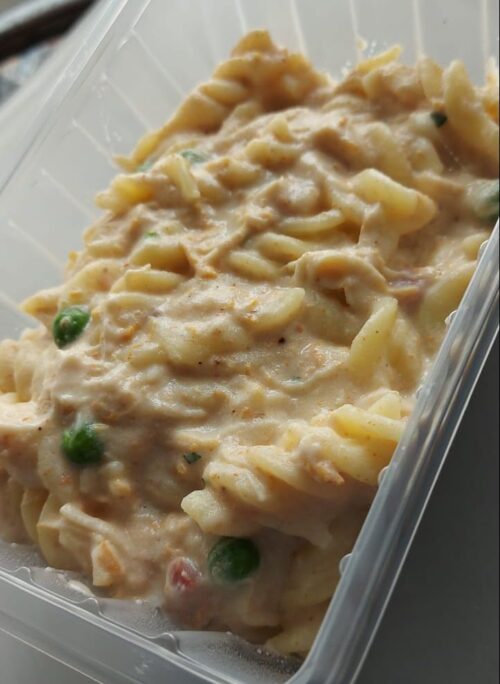 Macarrão à parisiense – molho branco, frango desfiado, bacon e ervilhas ...