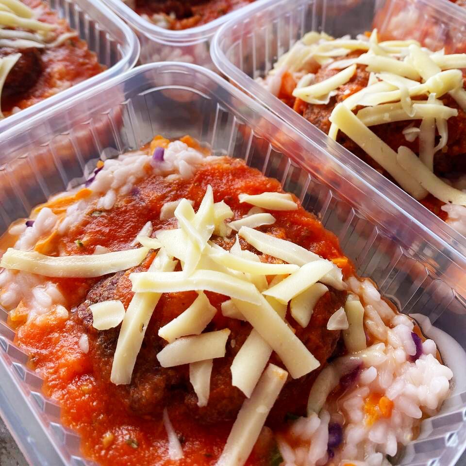 Polpetone de carne a parmegiana com risoto de legumes – Marmitaria Salvador