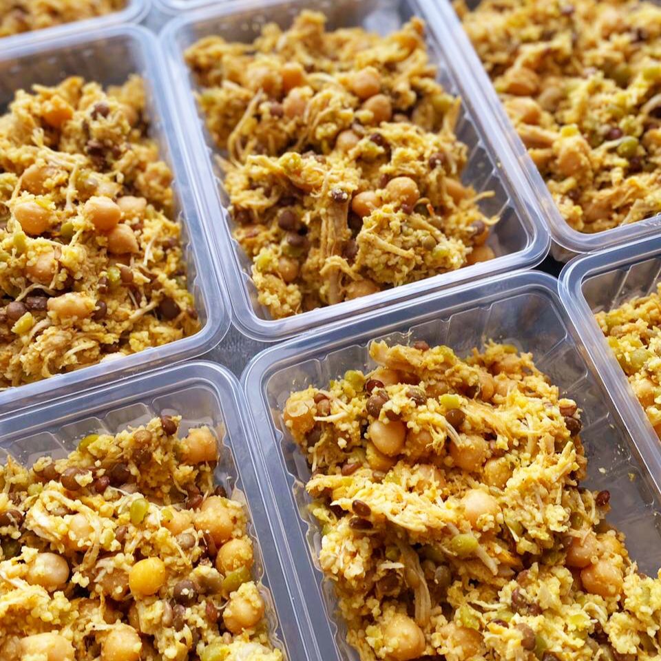 Salada mix de couscous marroquino, grãos e frango ao molho de mostarda ...