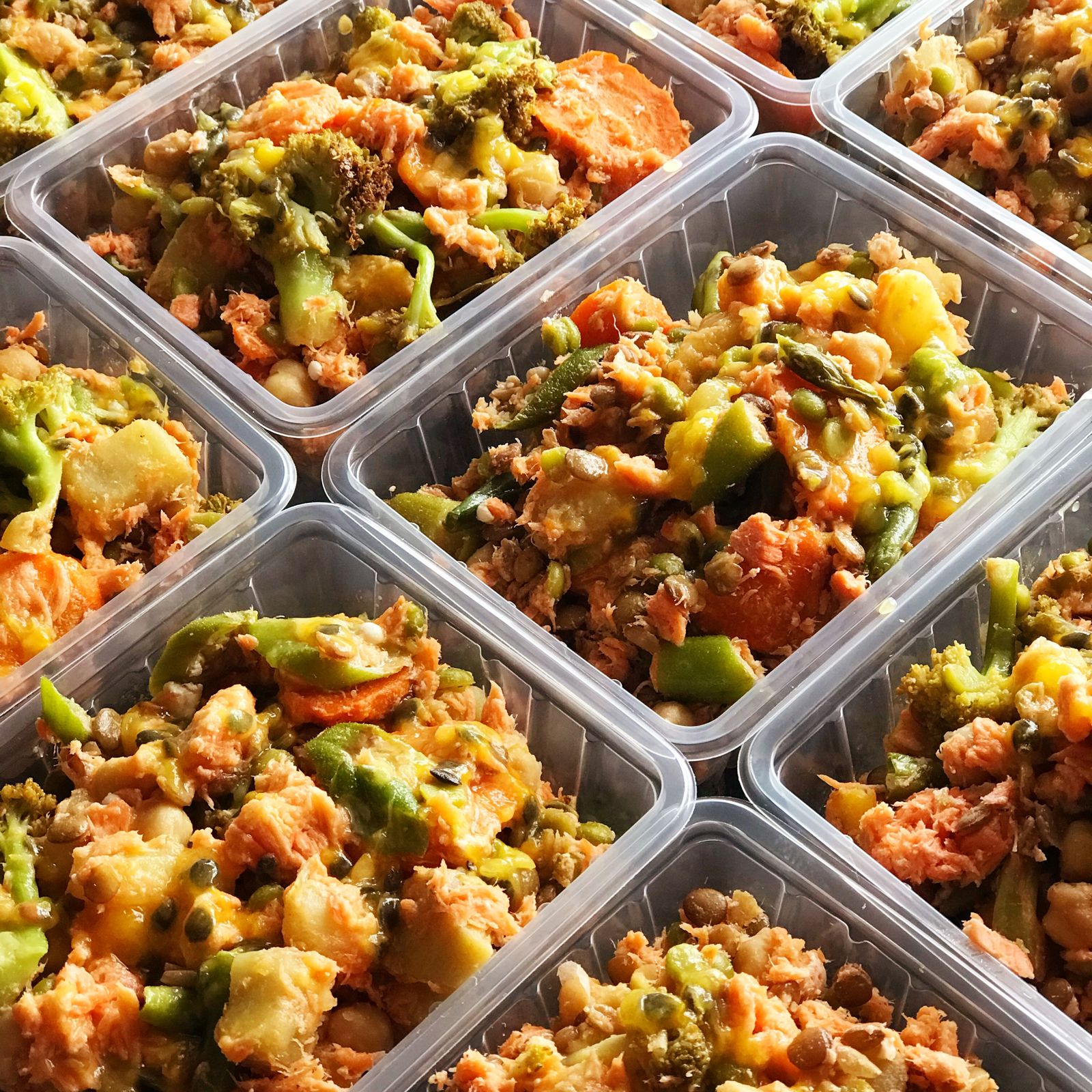 Salada mix de grãos com legumes e salmão ao perfume de maracujá (prato ...