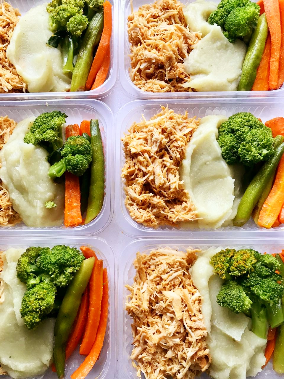 Frango desfiado (120g), legumes (80g) e purê batata doce (150g) – prato ...