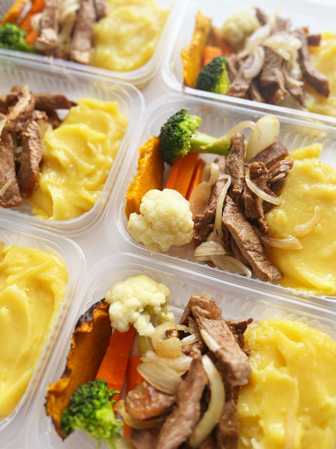 Filé especial acebolado (100g), purê de mandioquinha (150g), legumes ...