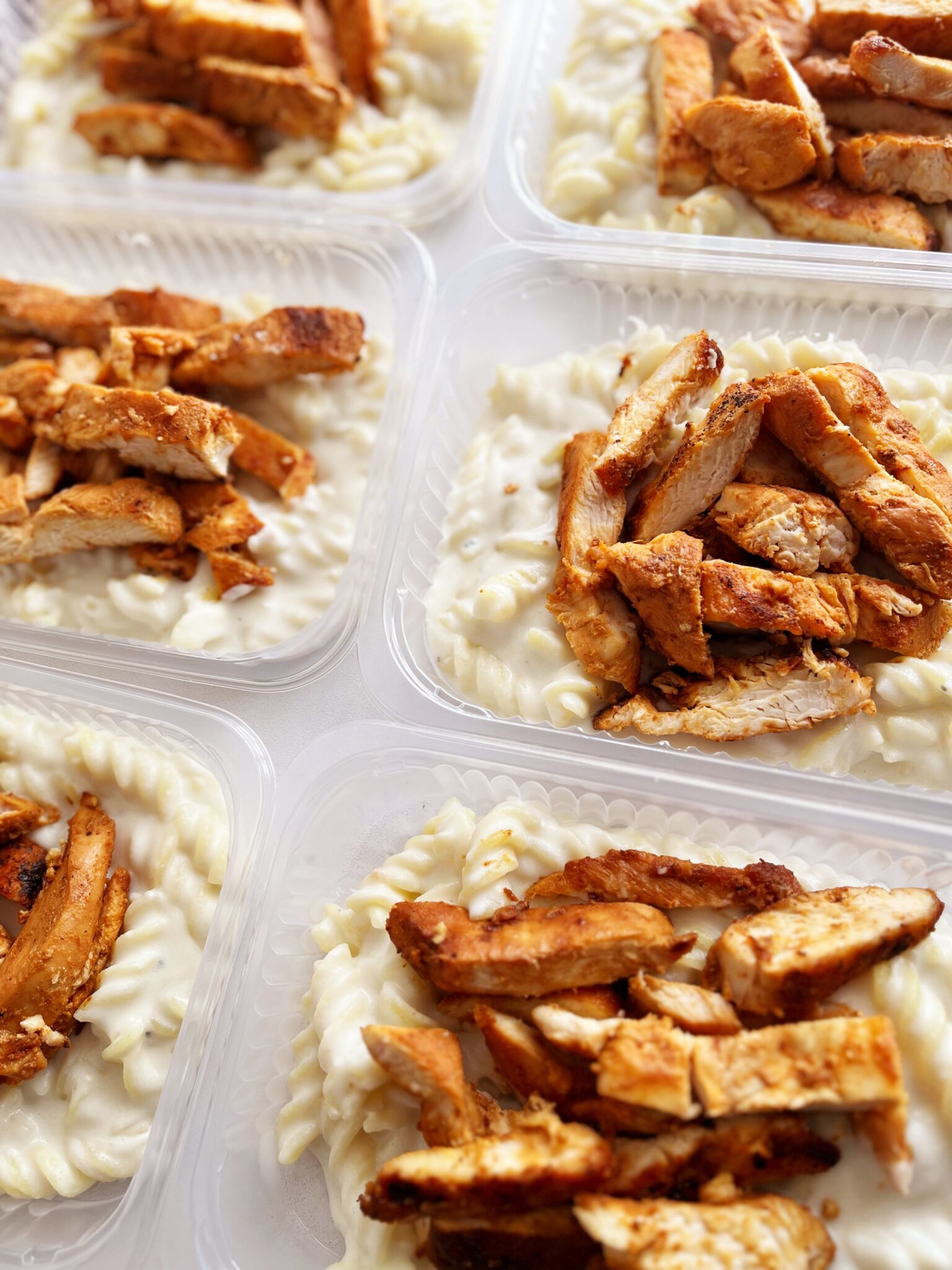 Filé de frango grelhado (100g), massa ao molho quatro queijos (250g ...