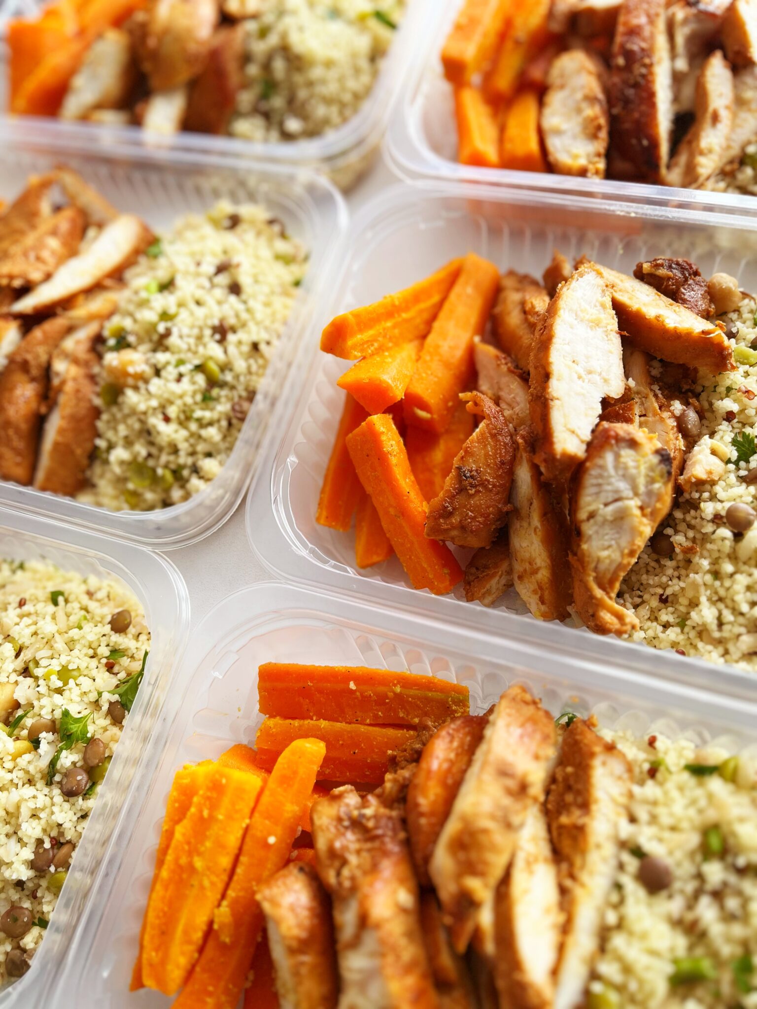 Filé de frango grelhado (110g), couscous marroquino com grãos (120g ...